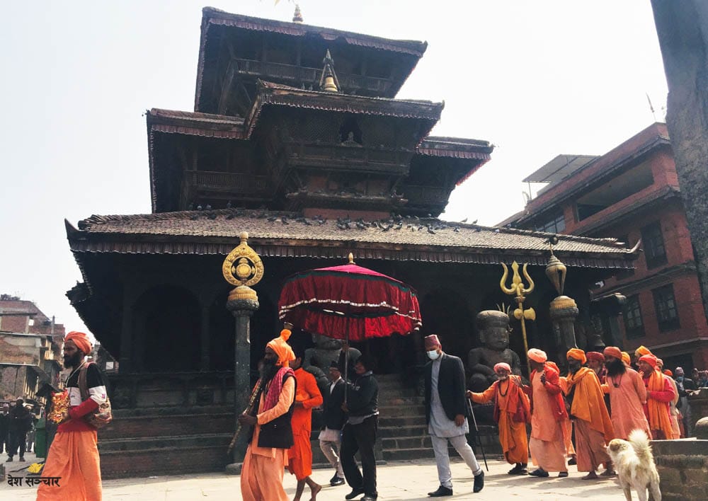 भक्तपुरकाे मल्लकालीन मठमा साधुको सामूहिक भाेज — Bhaktapurpost.com